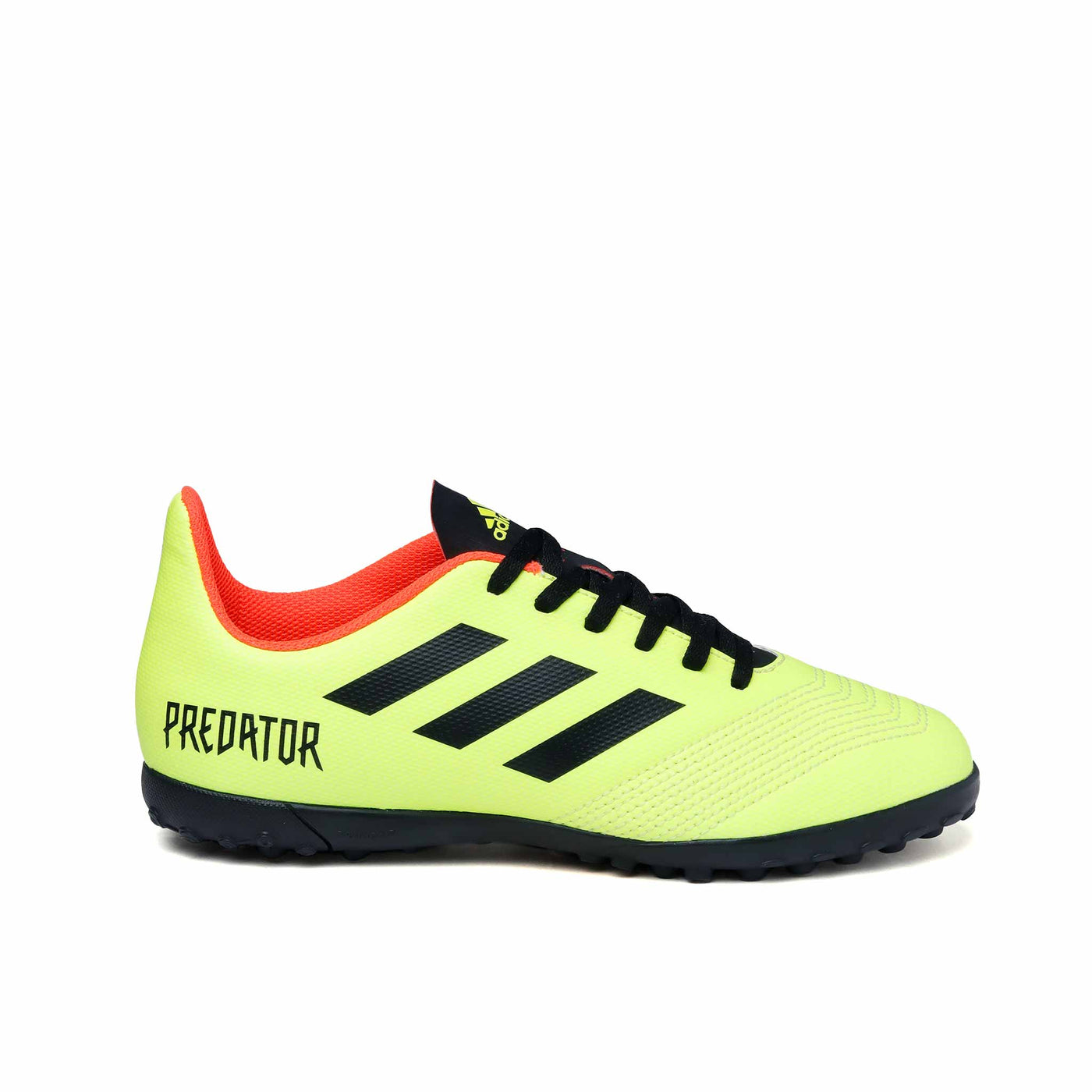 Tenis de futbol con descuento